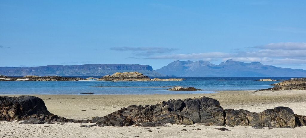 La isla Eigg está en Escocia y sus habitantes son sus propietarios ...